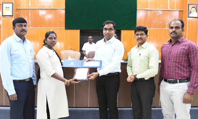 முன்மாதிரி கிராம விருது: நட்டாத்தி ஊராட்சி மன்றத் தலைவருக்கு ஆட்சியர் ...